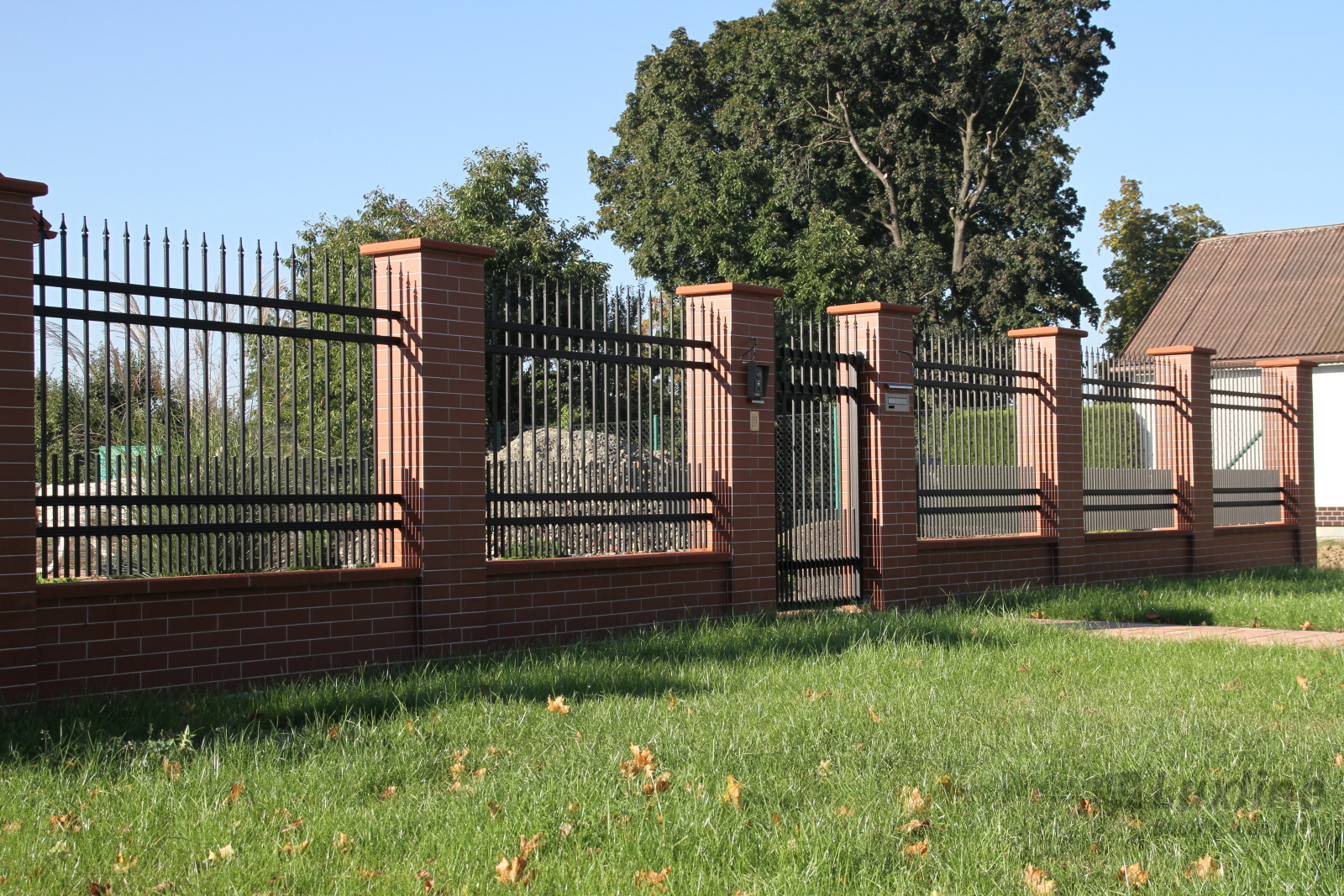 Tyčkový plot - Hliníkové ploty - Luxline.cz